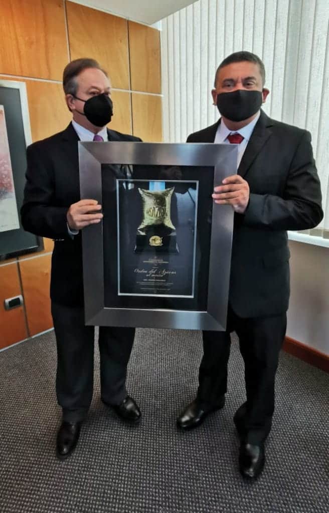 Ingeniero Edwin Delgado recibe la Orden del Azúcar al Mérito - GUATECAÑA